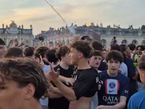 Aya Nakamura "brûle" une banderole raciste à son encontre en plein concert