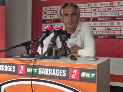 Vidéos : Football. Joueurs du FC Rouen entrent pour l'échauffement ...
